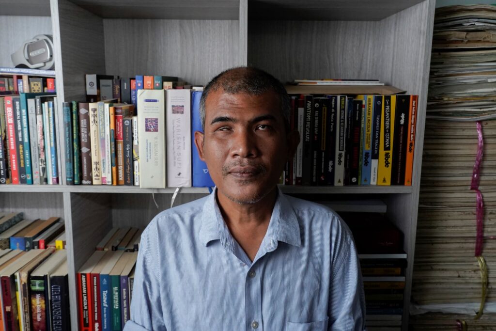 Isi hidup Rosli Ibrahim: membaca, bertanya dan bergelisah - Relevan