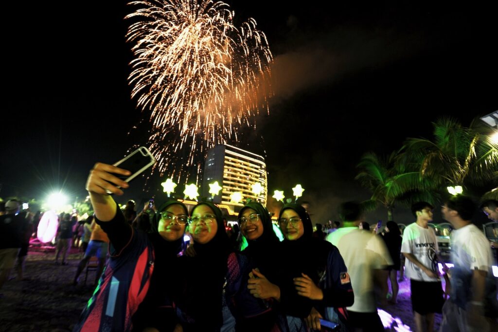 Selamat Tahun Baharu: Menyulam harapan dan keazaman - Relevan
